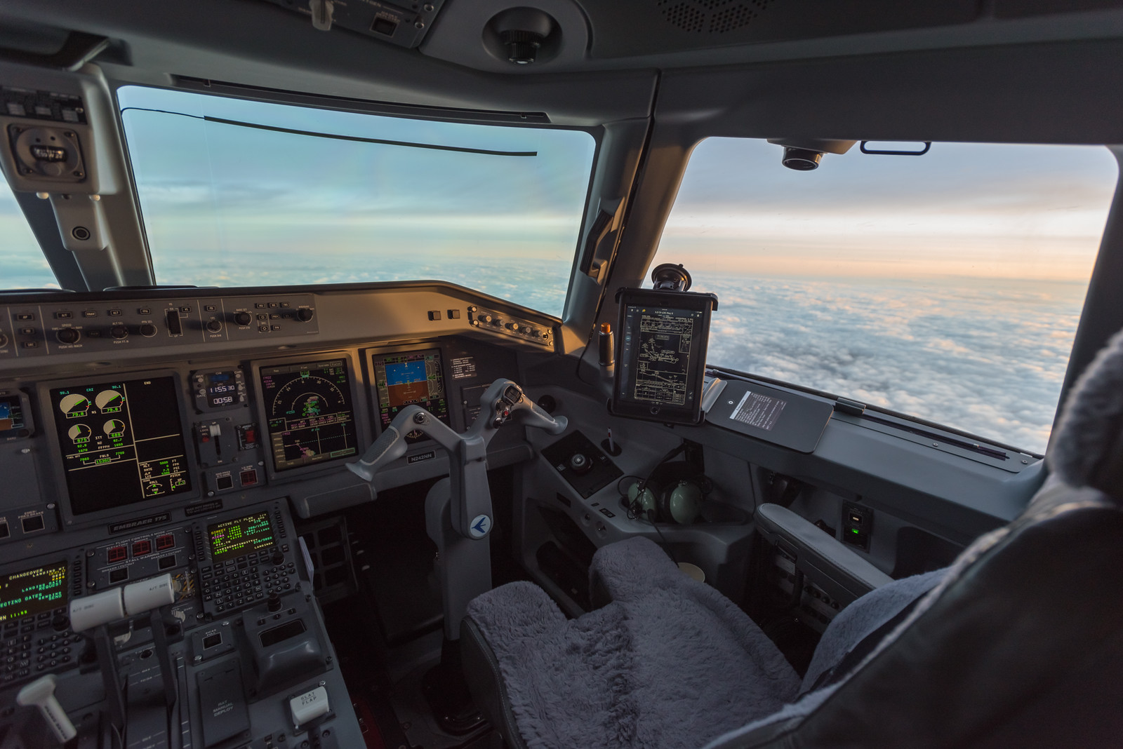 IMG_E175_Flight_Deck – Envoy Air