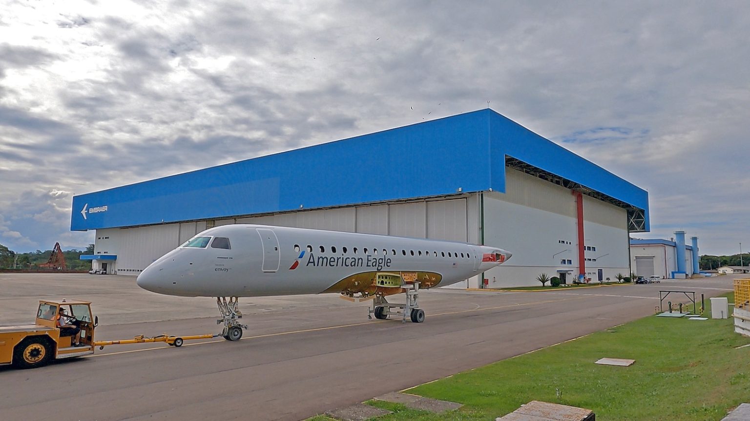 Video: Behind the Scenes of an E175 Aircraft Delivery – Envoy Air